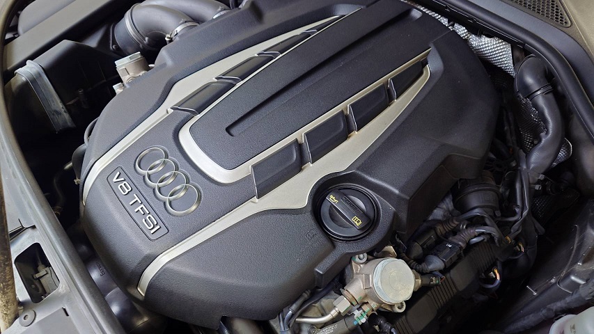 AUDI A8（4H） オイル交換作業 | 広島の自動車整備・タイヤ交換・タイヤ預かりは「S.A」